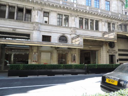 Savoy Court - The only right-hand-drive street in the UK in London ...