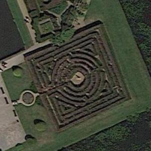 Hever Castle maze in Hever, United Kingdom - Virtual Globetrotting