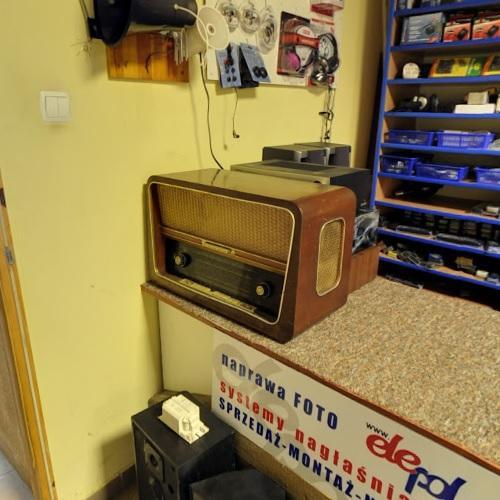 Vintage radio in Toruń, Poland (Google Maps)