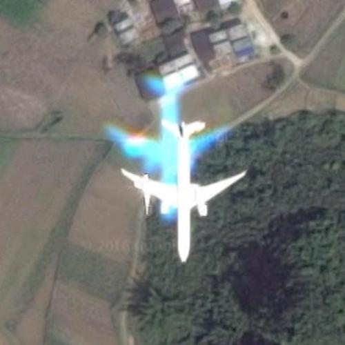 Airplane in flight in Si’en, China (Google Maps)