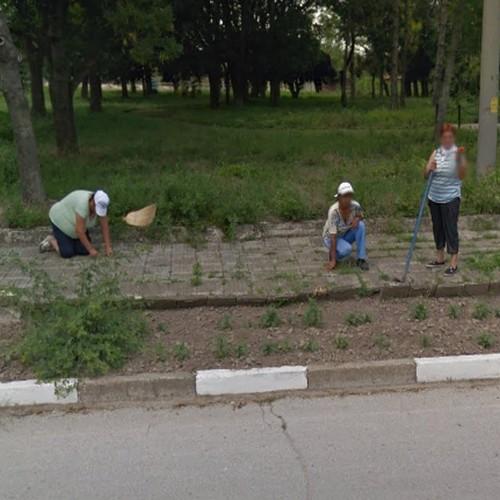 Cleaning up the sidewalk in Shtraklevo, Bulgaria (Google Maps)