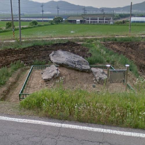 Sinsam-ri Goindol (Dolmen) in Kanghwa, Republic of Korea (Google Maps)