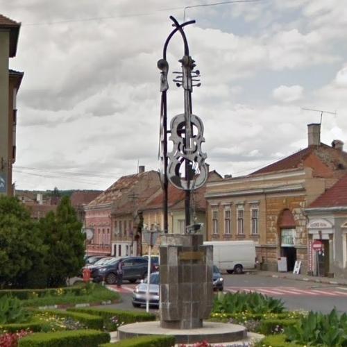 Violin monument in Reghin, Romania - Virtual Globetrotting