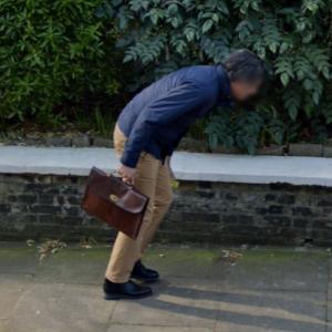 Guy almost falling down in London, United Kingdom - Virtual Globetrotting