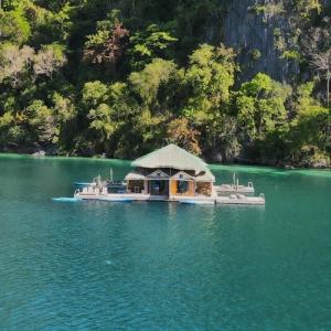 Houseboat on the lagoon in Coron, Philippines - Virtual Globetrotting
