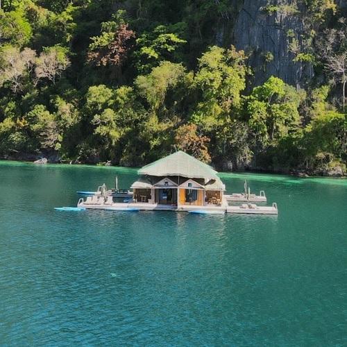 Houseboat on the lagoon in Coron, Philippines - Virtual Globetrotting