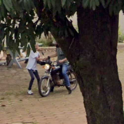 Robbery in progress in Londrina, Brazil (Google Maps)