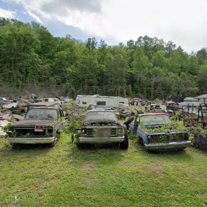 Automobile graveyard in Wilton Springs, TN - Virtual Globetrotting