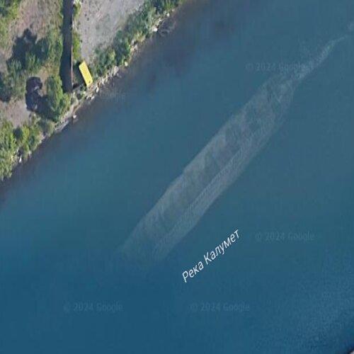 Supposed Sunken Boat in Chicago, IL (Google Maps)
