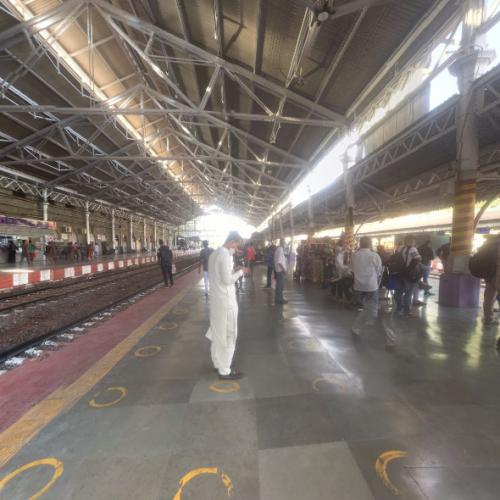 Byculla railway station in Mumbai, India - Virtual Globetrotting