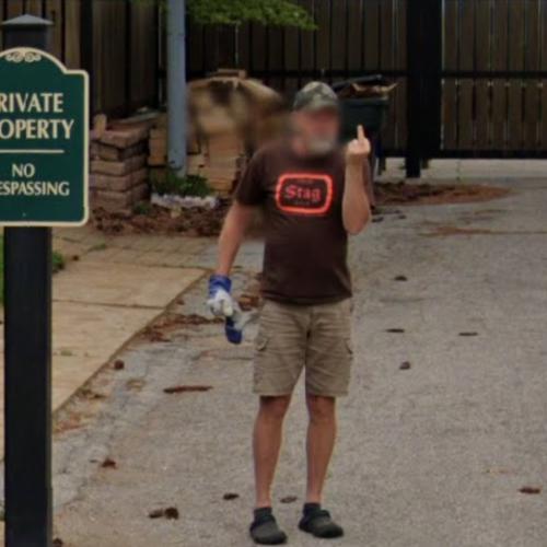 Middle finger in St Louis, MO (Google Maps)