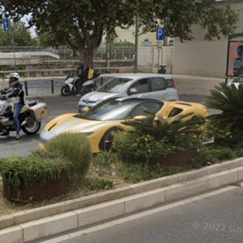Ferrari SF90 Stradale in Lissabon in Estoril, Portugal (Google Maps)