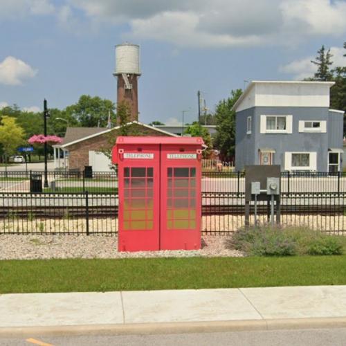 Red telephone boxes in Remington, IN (Bing Maps)