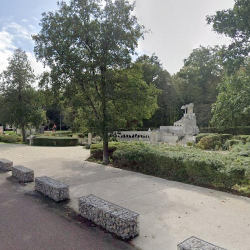 Memorial to the Beaune coach crash victims in Beaune, France (Google Maps)