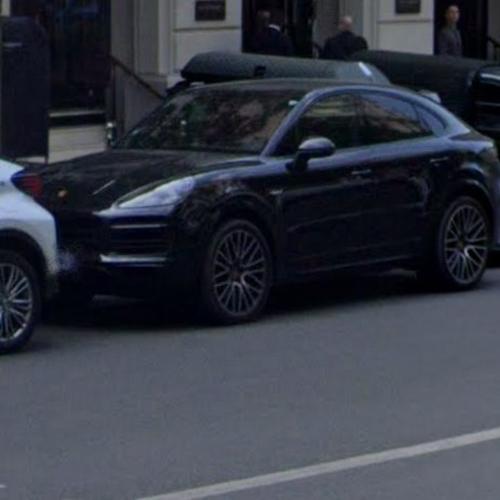 Porsche Cayenne in Parigi, France (Google Maps)