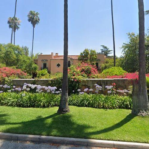 Debra Vance's House in 'Hacks' (Filming Location) in Altadena, CA ...