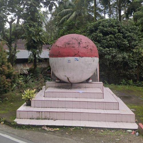 Equator marker in Koto Alam, Indonesia (Google Maps) (#3)