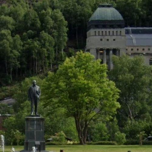 Sam Eyde's statue in Rjukan, Norway - Virtual Globetrotting