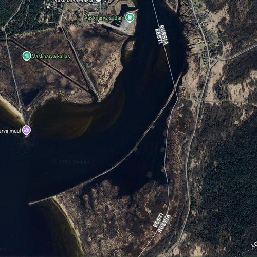 Strange borderline causes dispute in Vasknarva, Estonia (Google Maps)