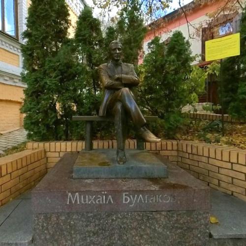 Milkhail Bulgakov's statue in Kiev, Ukraine - Virtual Globetrotting