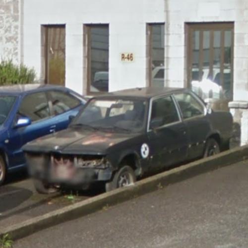 Abandoned BMW E21 in LLanera, Spain - Virtual Globetrotting