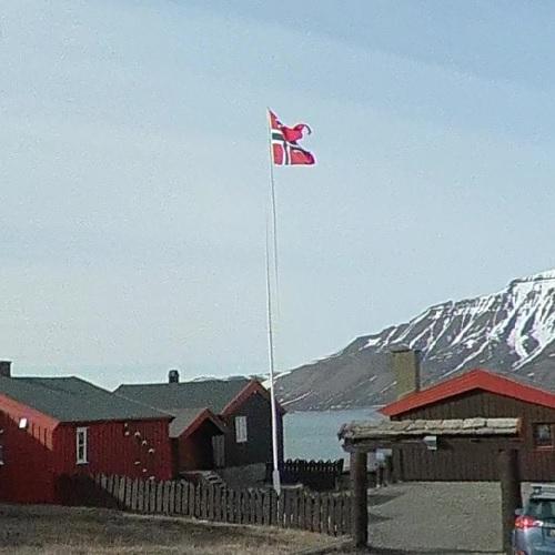 Norway flag in Longyearbyen, Svalbard and Jan Mayen - Virtual Globetrotting
